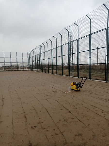 Stadion qurish suniy polya Gazon ustanofka.