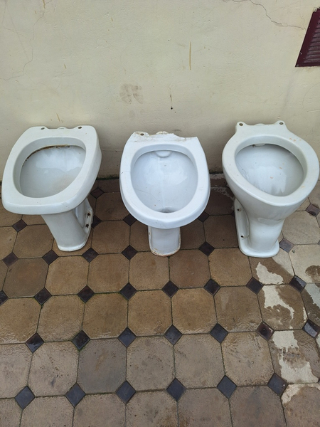 Продаю унитазы .
