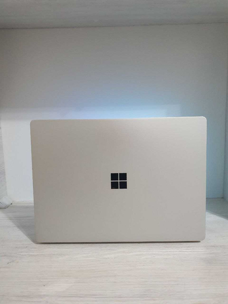 Microsoft Laptop NOUTBOOK core i5. ram=8GB. SSD=M2 256GB. vid 4GB