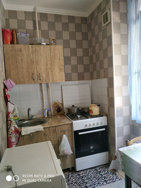 Продаю срочно 1/2/5 Юнусабад 8 у дороги. 40 кв.м. 49500 уе чистая