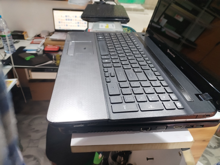 Noutbuk sotiladi Core i3