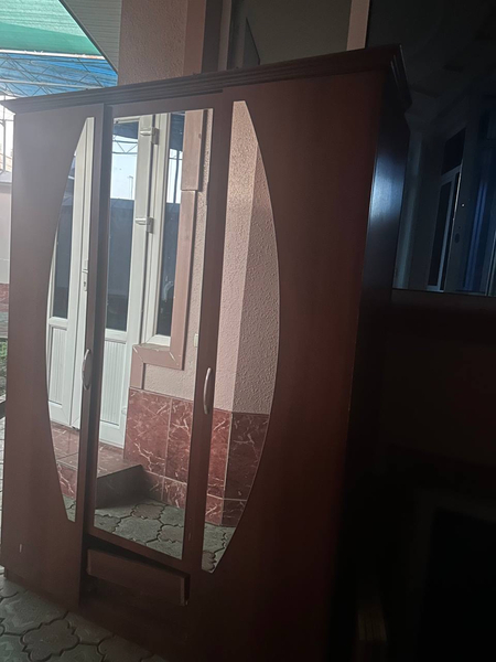 Шкаф билан стол сотилади