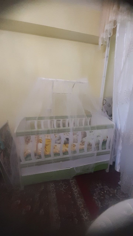 Krovat detskaya kam ishlatilgan faqat bitta plankasi sinip qogan shuni