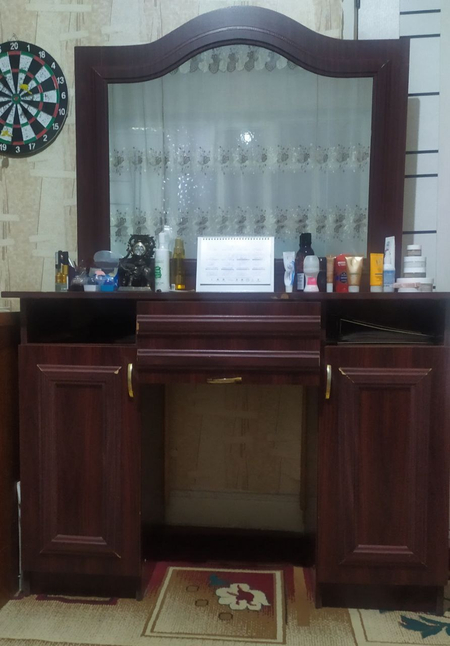 Продаётся Спальни гарнитура и письменный стол в хорошем состоянии