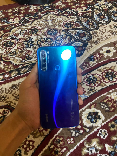 Redmi not 8 xolati yaxshi aybi burchagida kichik singan joyi bor