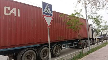 Konteyner sotiladi 12metr 2.90 kami bor