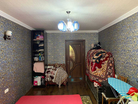 Срочно! Недорого продается 1-я кв. 1-й этаж (кирпичный дом) Азиз Базар