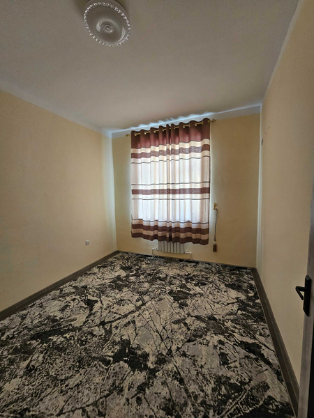 2 xonali 50m² 2-qavat uy sotiladi.