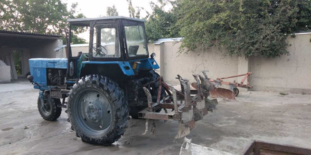 MTZ 80.0 traktor sotiladi, 3 korpusli Plugi bilan.