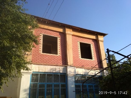 Кладка кирпичей балкона и забор аблецовка