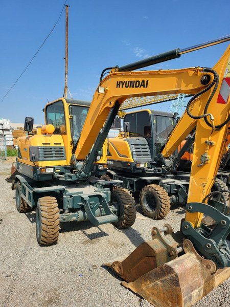 Ekskavator robex 55 2015 sotiladi