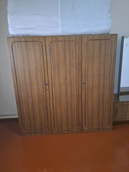 Shkaf/2 ta devan/trumo oynali. Holati yaxshi!