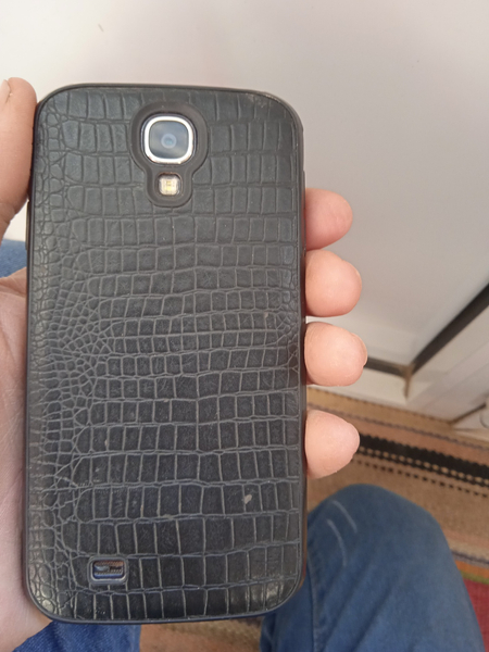 Samsung s4 sotiladi abmyomga ham beriladi narhi 250ming