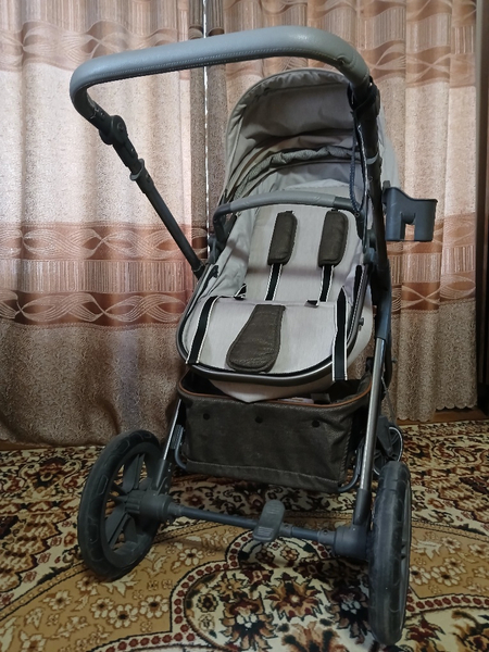 Bolalar kolyaskasi sotiladi