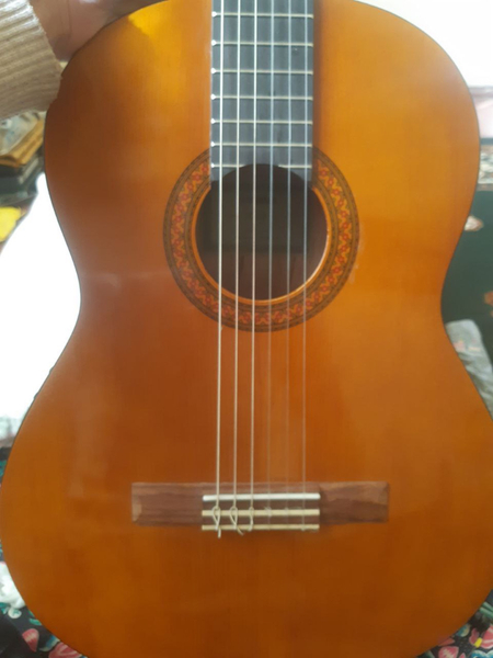Gitara sotiladi akustik