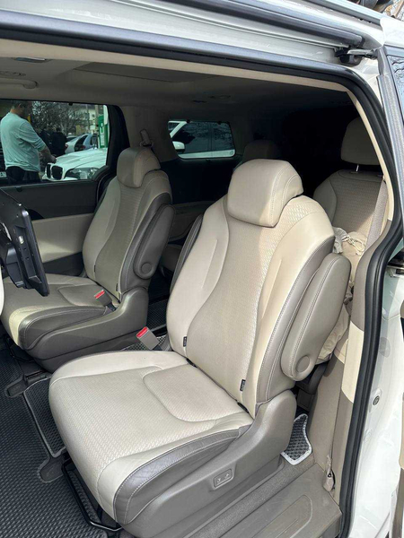 Kia Carnival Lux full