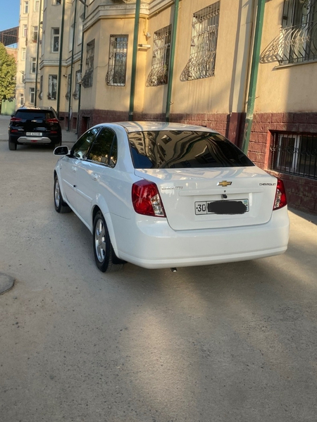 Chevrolet Lacetti srochno sotiladi