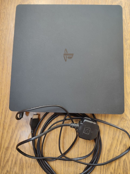 Продаю игровую приставку Sony PlayStation4