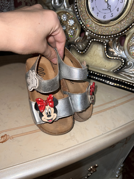 Sandal qizlaniki mikki