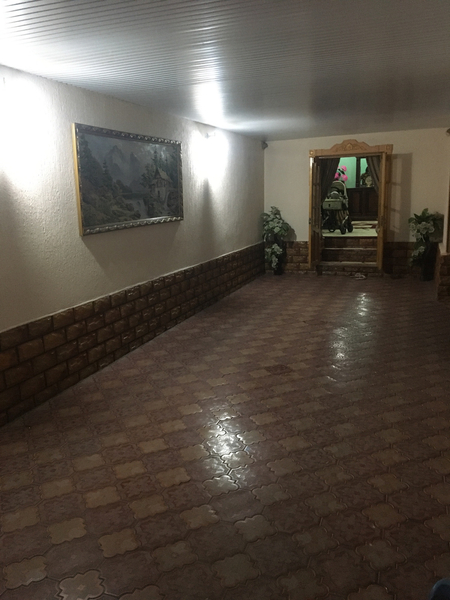 8 sotik 7 xona 2 zal 2 spani bolxonasi bor