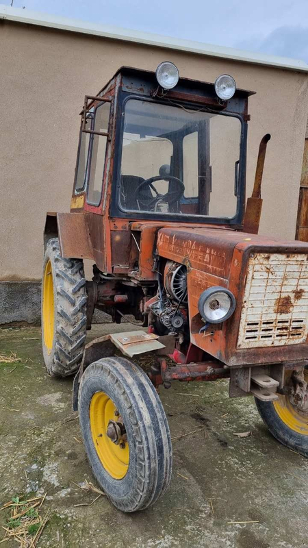 Traktor .T.25 sotiladi holati a'lo  ishga tayyor  aybi yuq  balonlari
