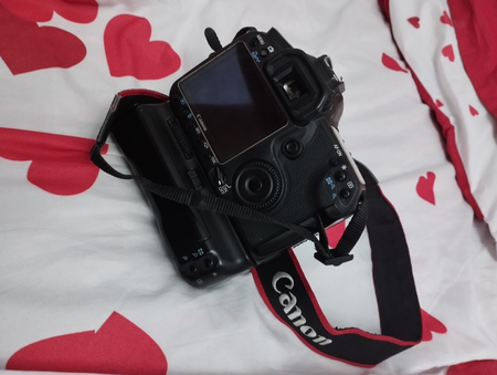 Canon 50D sotiladi polniy komplekt