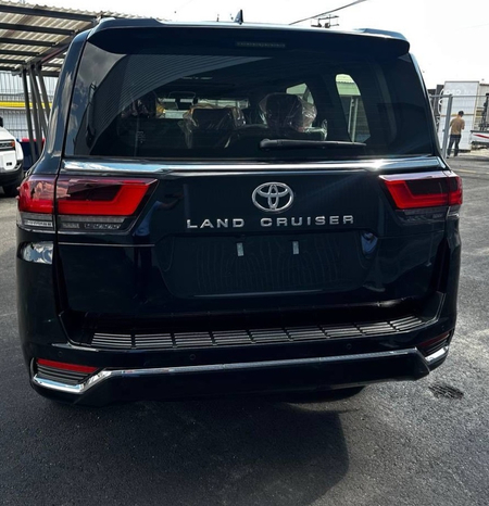 Toyota Land Cruiser 300 full options 2024 год