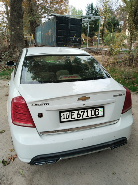 Lacetti 1.8 SOTILADI