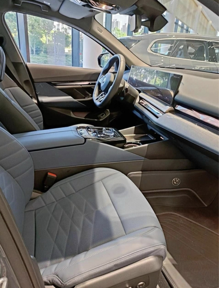 BMW i5 full pozisiya