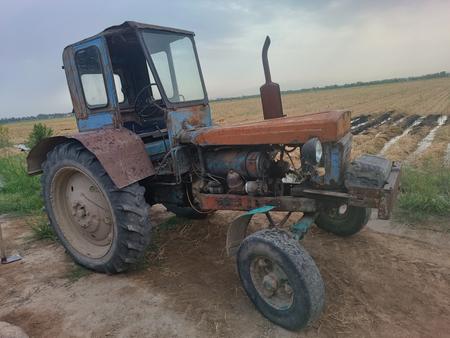 T 28 traktor sotiladi