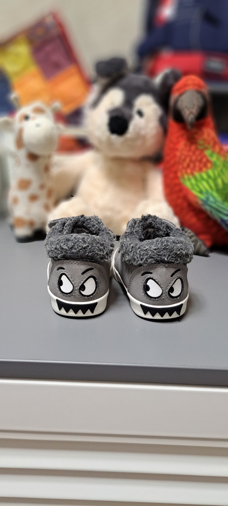 Продам детские ботинки
