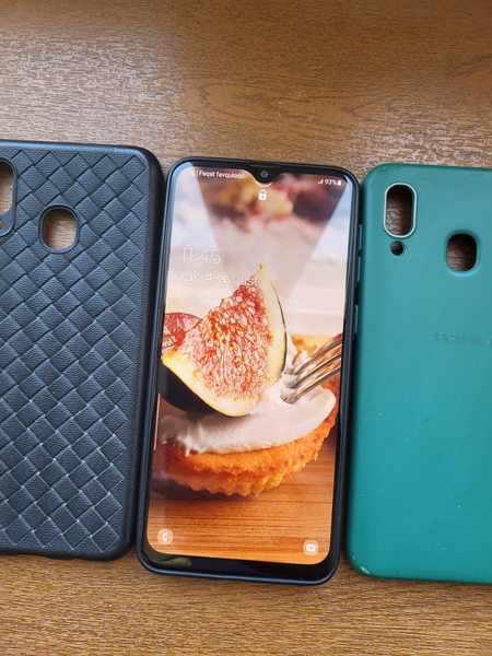 Samsung A20 +2ta chexol beriladi