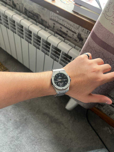 Часы Hublot серебристой расцветки