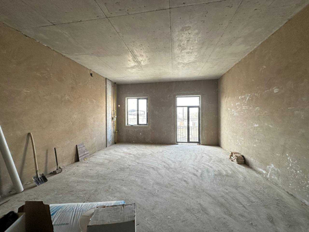 4 xonali 140M2 8 qavatli yangi gishtli dom2 qavatidan Karopka sotiladi