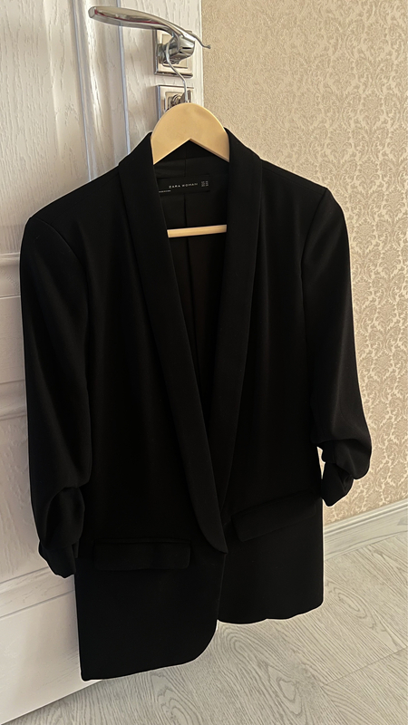 Продам чёрный и красны пиджак лёгкий от ZARA