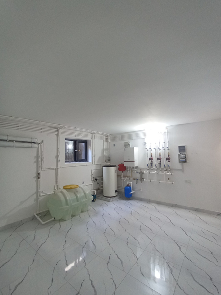 Uch Qahramon postidan 2 km kirganda Evro uy sotiladi