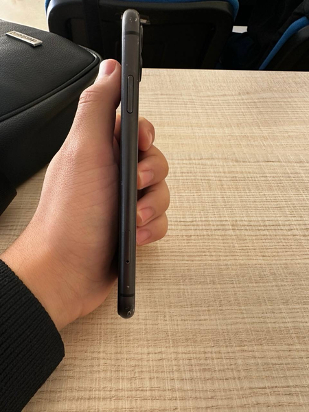 iPhone 11 128talik 83% batarea