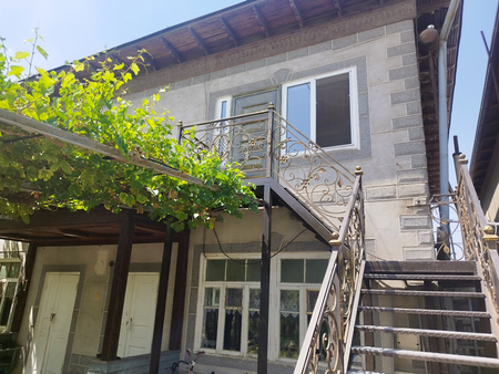 Hovli uy sotiladi