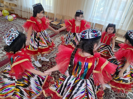 Prokat Bolajonlar uchun bayram kiyimlari xar xil mavzuga tegishli