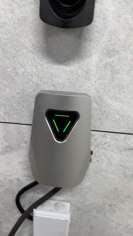 Elektr avtomobil uchun zaryadlash stantsiyasini o'rnatish. Elektrika.