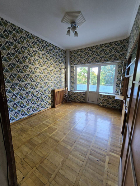 Шота Руставели.  3 ком. Продажа. Ойбек 2 мин.