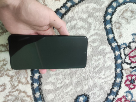 Yangi chiqqan Infinix Hot 11 play Idial holatdagi telifon.
