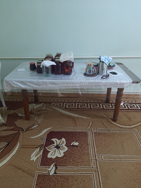 6 kishilik stol sotiladi