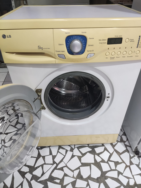 Стиральная машина LG 5 kg. В хорошем состоянии.