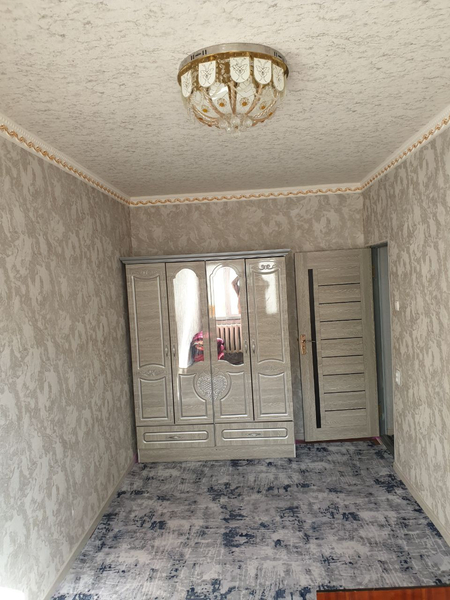 Uy sotiladi 2 xonali 3 xona qilingan     narxi 75000$                .