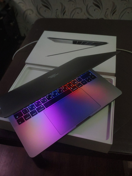 MacBook PRO в идеальном состояние. Полный комплект,