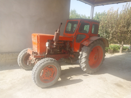 Traktor sotiladi