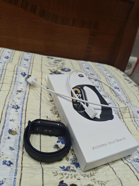 Продаю mi band 8