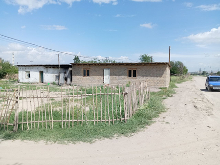 Olmaliq shahrida sinkiviy zavodni orqasida dacha sotiladi 4 sothli