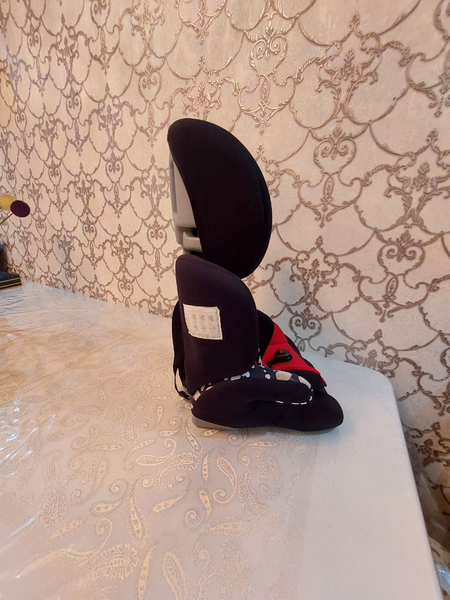 Автокресло красное 3-7 лет ; Серое - 6 месяцев до 5 дет
